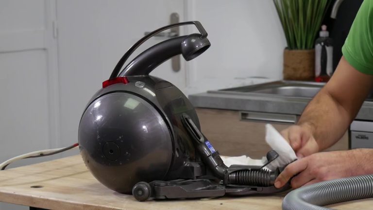 Nettoyer rapidement mon aspirateur Dyson pour qu'il continue à bien aspirer